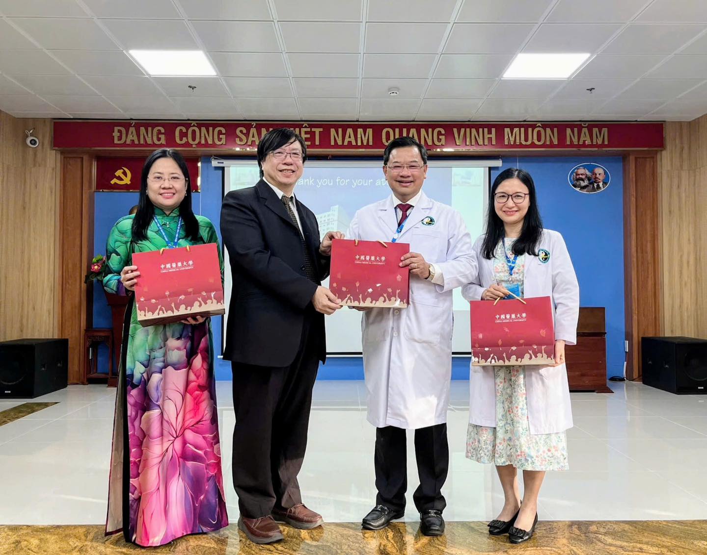 Buổi gặp gỡ đầy ý nghĩa của GS.TS. YI-HUNG CHEN tại Bệnh viện Y học cổ truyền TpHCM - BỆNH VIỆN ...